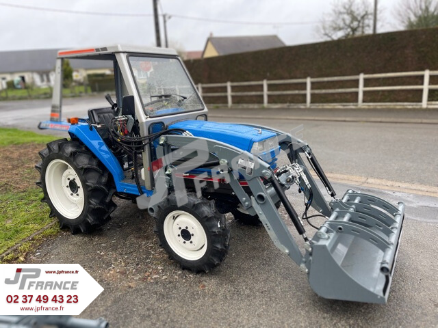 JP FRANCE - ISEKI 27 CV 3 CYLINDRES DIESEL 4 RM d'occasion révisé avec CHARGEUR MULTIFONCTION ...